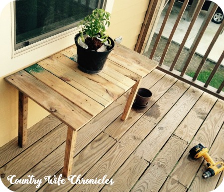 DIY Pallet Deck Table